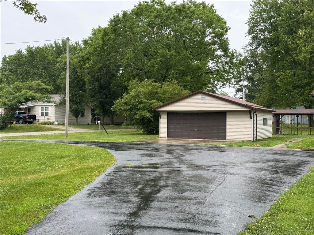 318 N Madison Street, Kinmundy, IL 62854